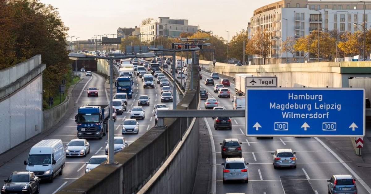 Berlin at a Standstill: Major Road Closed Due to Severe Crack ...
